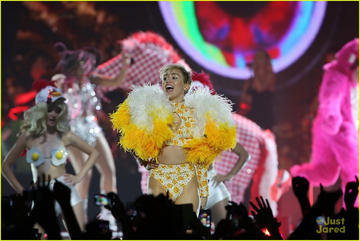 Miley Cyrus Goes on Sightseeing Boat Tour Down Under! | Photo 728024 ...