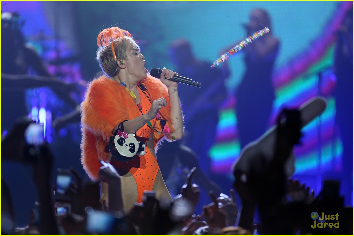 Miley Cyrus Goes on Sightseeing Boat Tour Down Under! | Photo 728026 ...