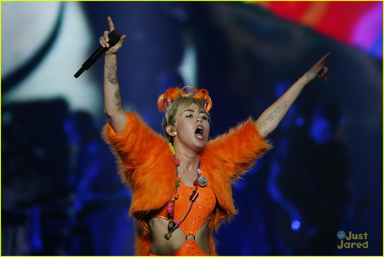 Miley Cyrus Goes on Sightseeing Boat Tour Down Under! | Photo 728031 ...