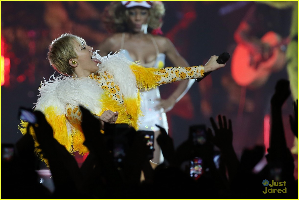Miley Cyrus Goes on Sightseeing Boat Tour Down Under! | Photo 728034 ...