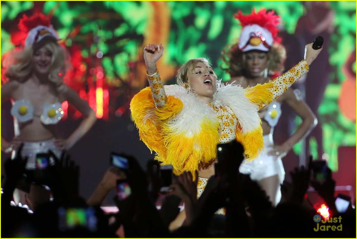 Miley Cyrus Goes on Sightseeing Boat Tour Down Under! | Photo 728037 ...