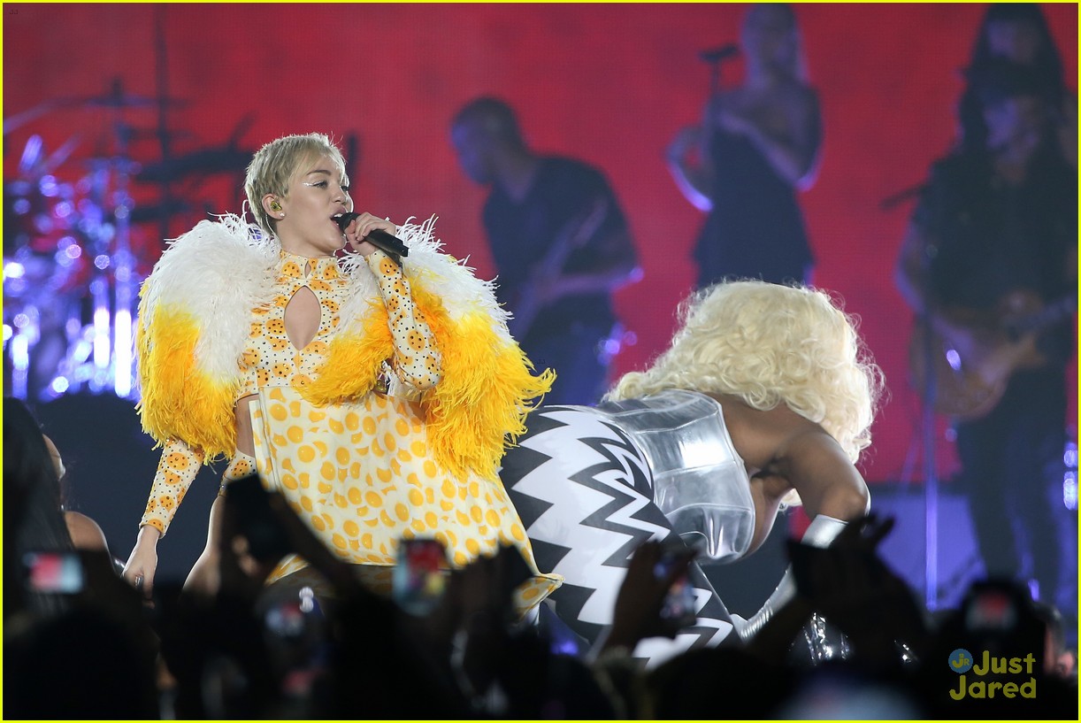 Miley Cyrus Goes on Sightseeing Boat Tour Down Under! | Photo 728039 ...