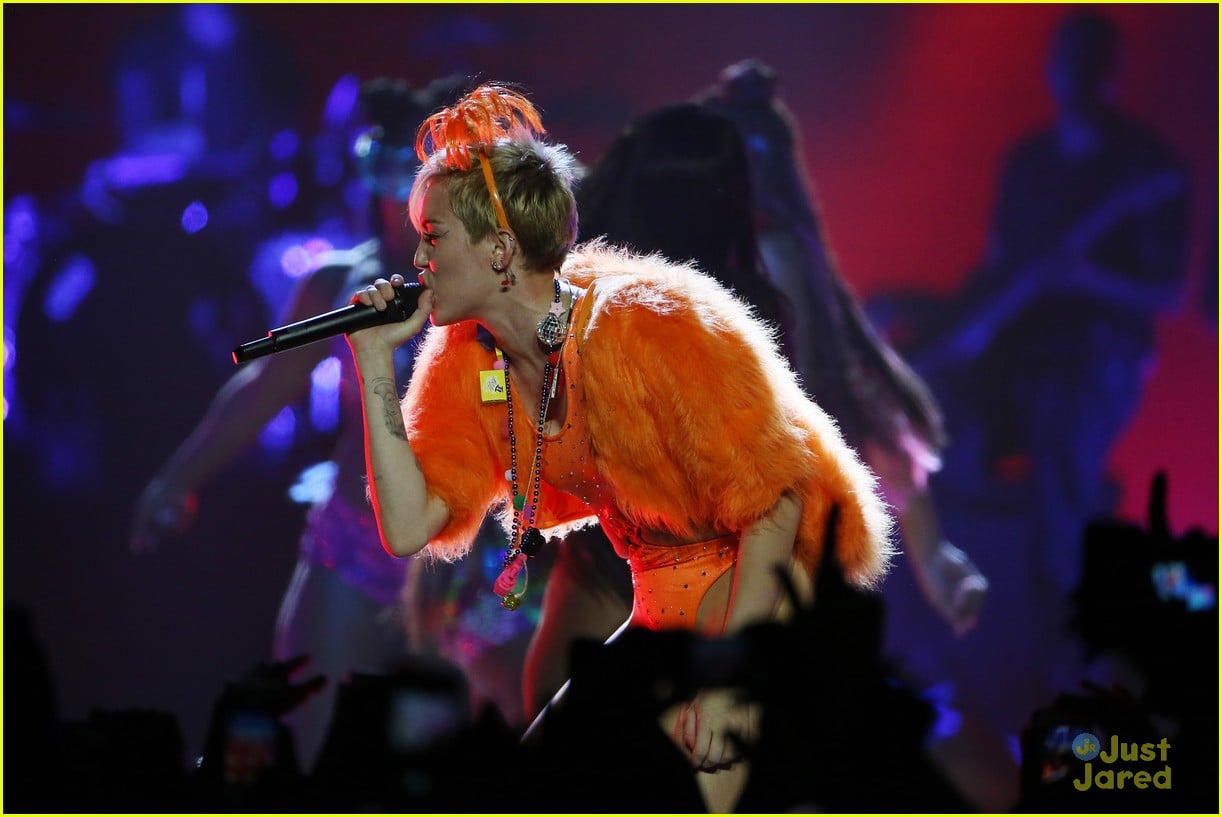 Miley Cyrus Goes on Sightseeing Boat Tour Down Under! | Photo 728040 ...