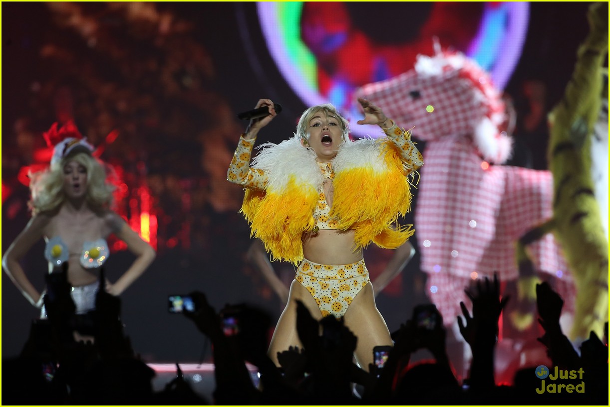 Miley Cyrus Goes on Sightseeing Boat Tour Down Under! | Photo 728044 ...