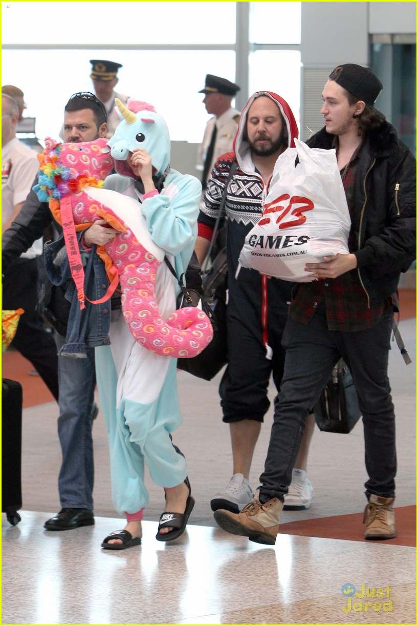 Only Miley Cyrus Can Pull Off Wearing a Unicorn Onesie | Photo 734019 ...