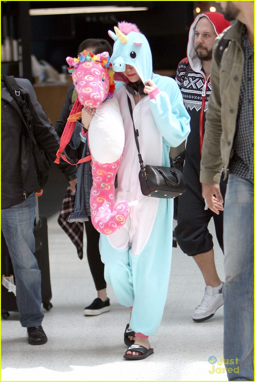 Only Miley Cyrus Can Pull Off Wearing a Unicorn Onesie | Photo 734022 ...