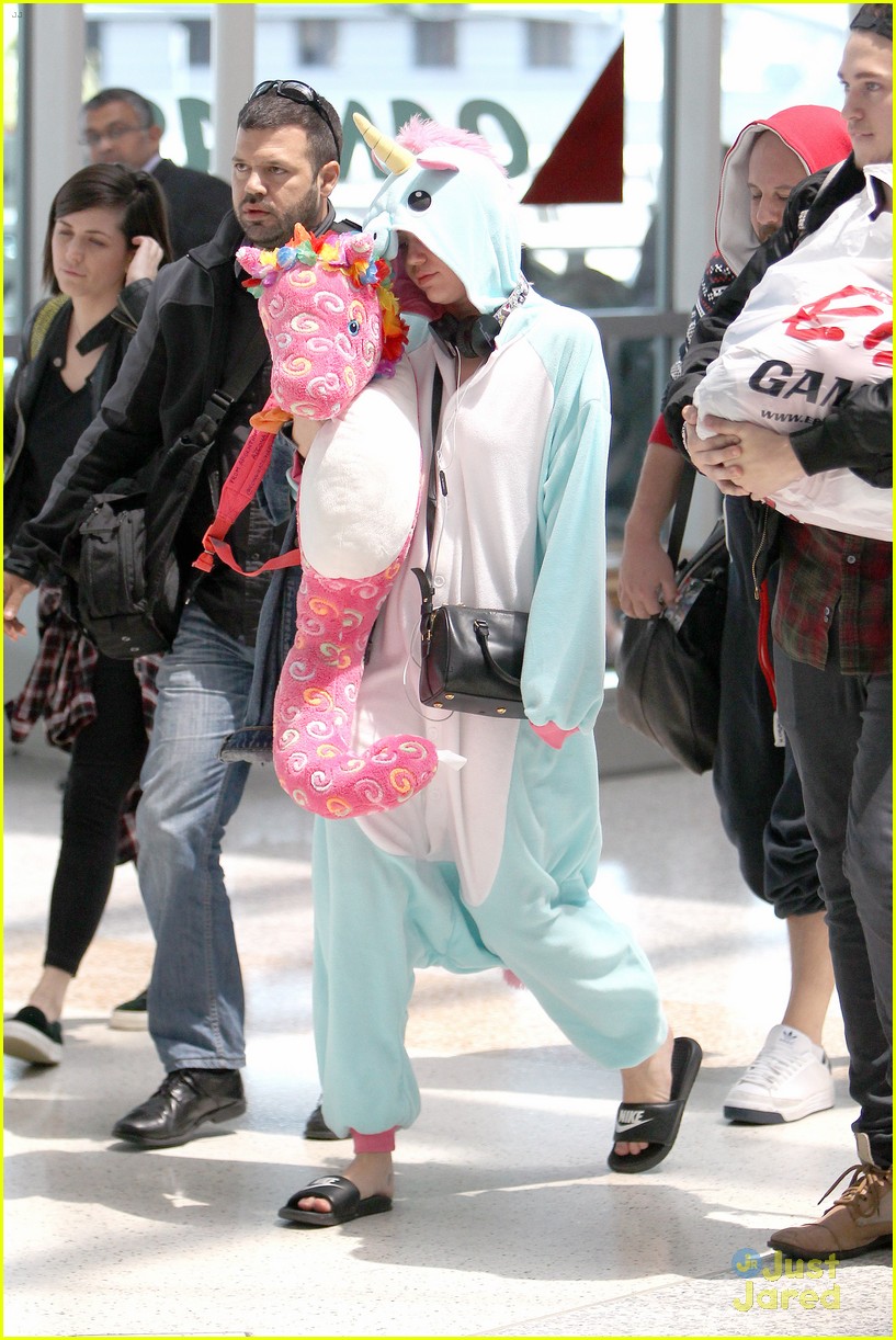 Only Miley Cyrus Can Pull Off Wearing a Unicorn Onesie | Photo 734023 ...