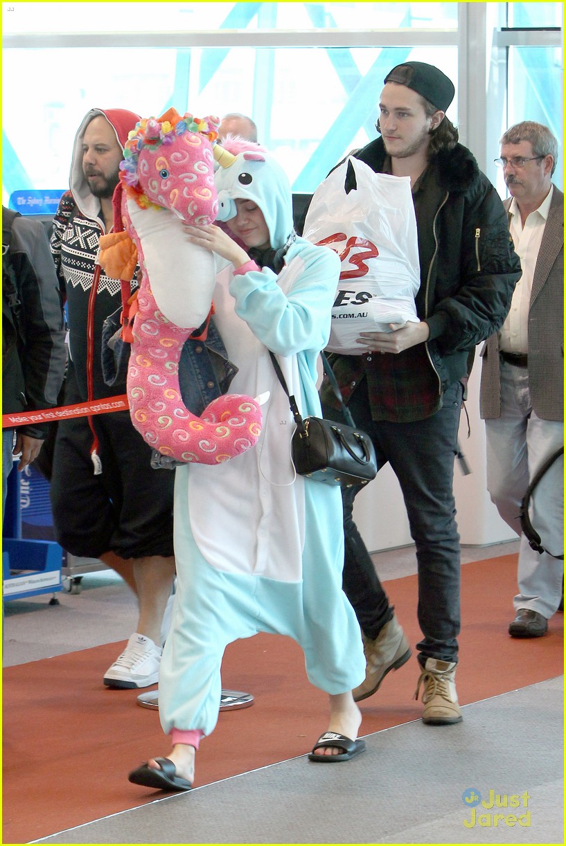 Only Miley Cyrus Can Pull Off Wearing a Unicorn Onesie | Photo 734024 ...