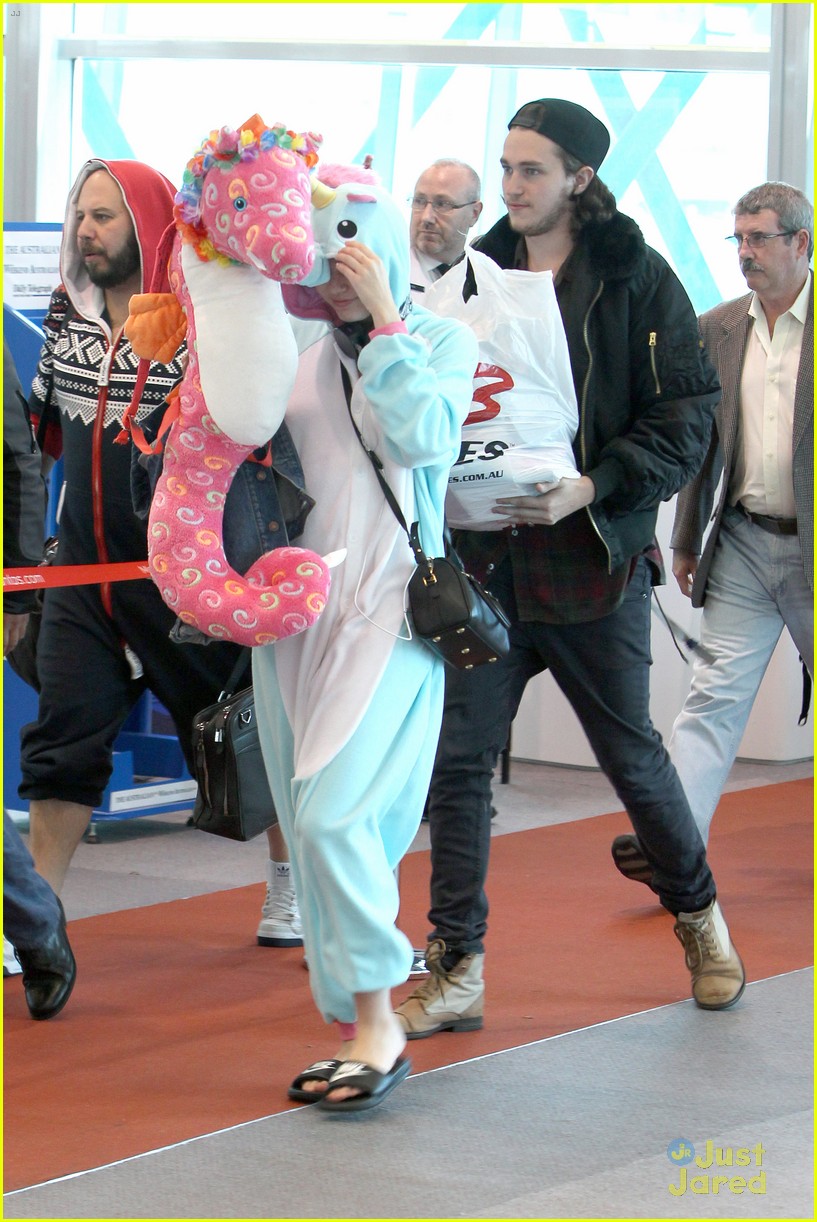 Only Miley Cyrus Can Pull Off Wearing a Unicorn Onesie | Photo 734026 ...