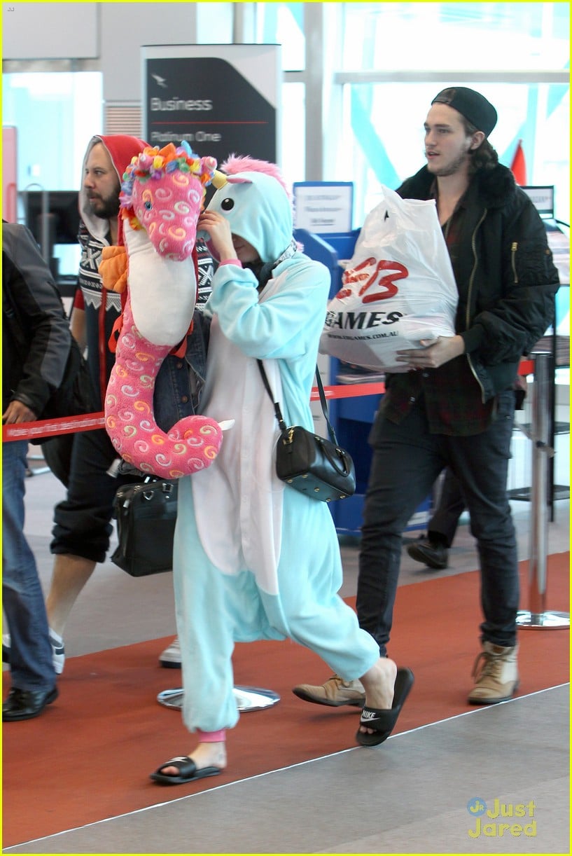 Only Miley Cyrus Can Pull Off Wearing a Unicorn Onesie | Photo 734027 ...