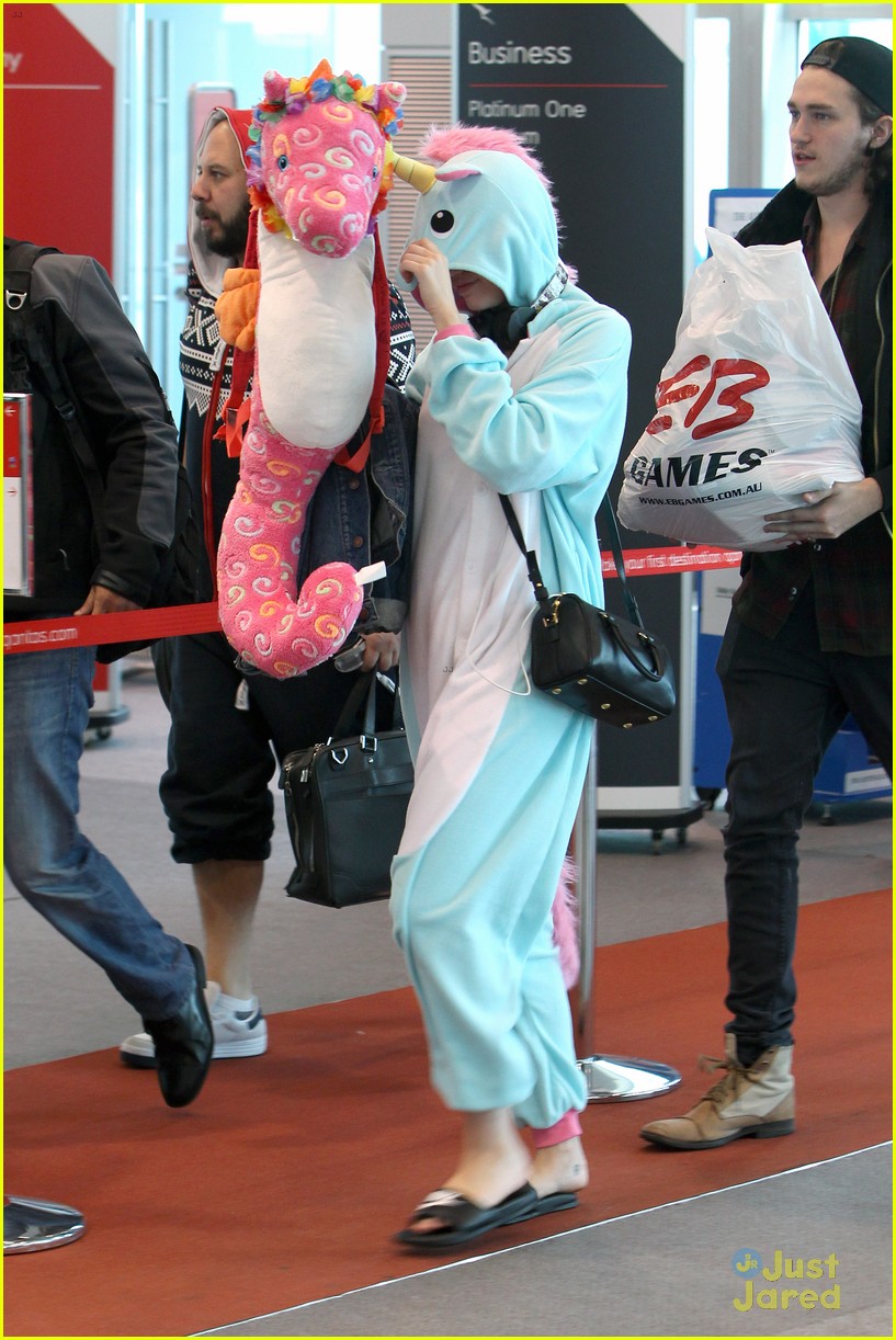 Only Miley Cyrus Can Pull Off Wearing a Unicorn Onesie | Photo 734028 ...