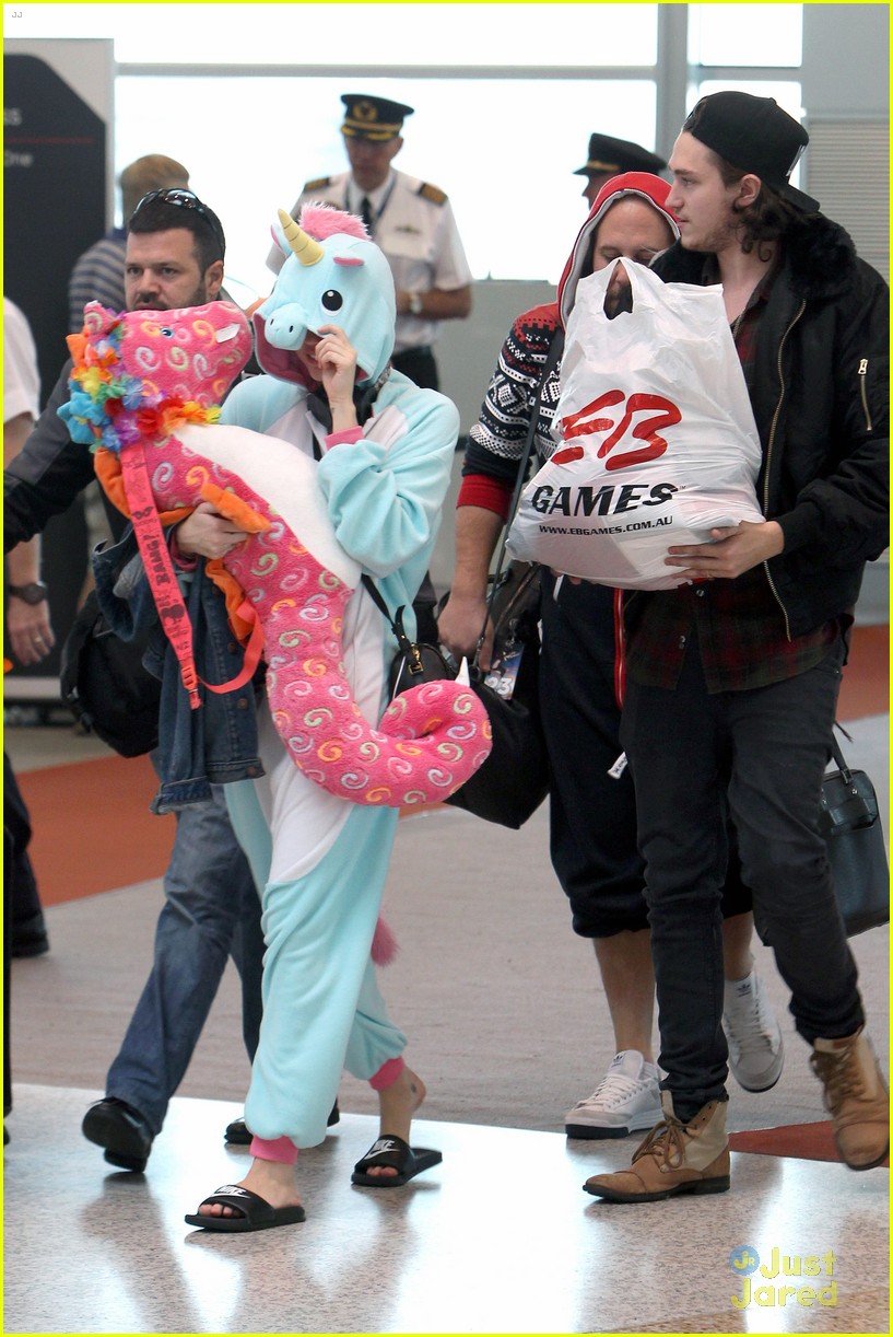 Only Miley Cyrus Can Pull Off Wearing a Unicorn Onesie | Photo 734029 ...