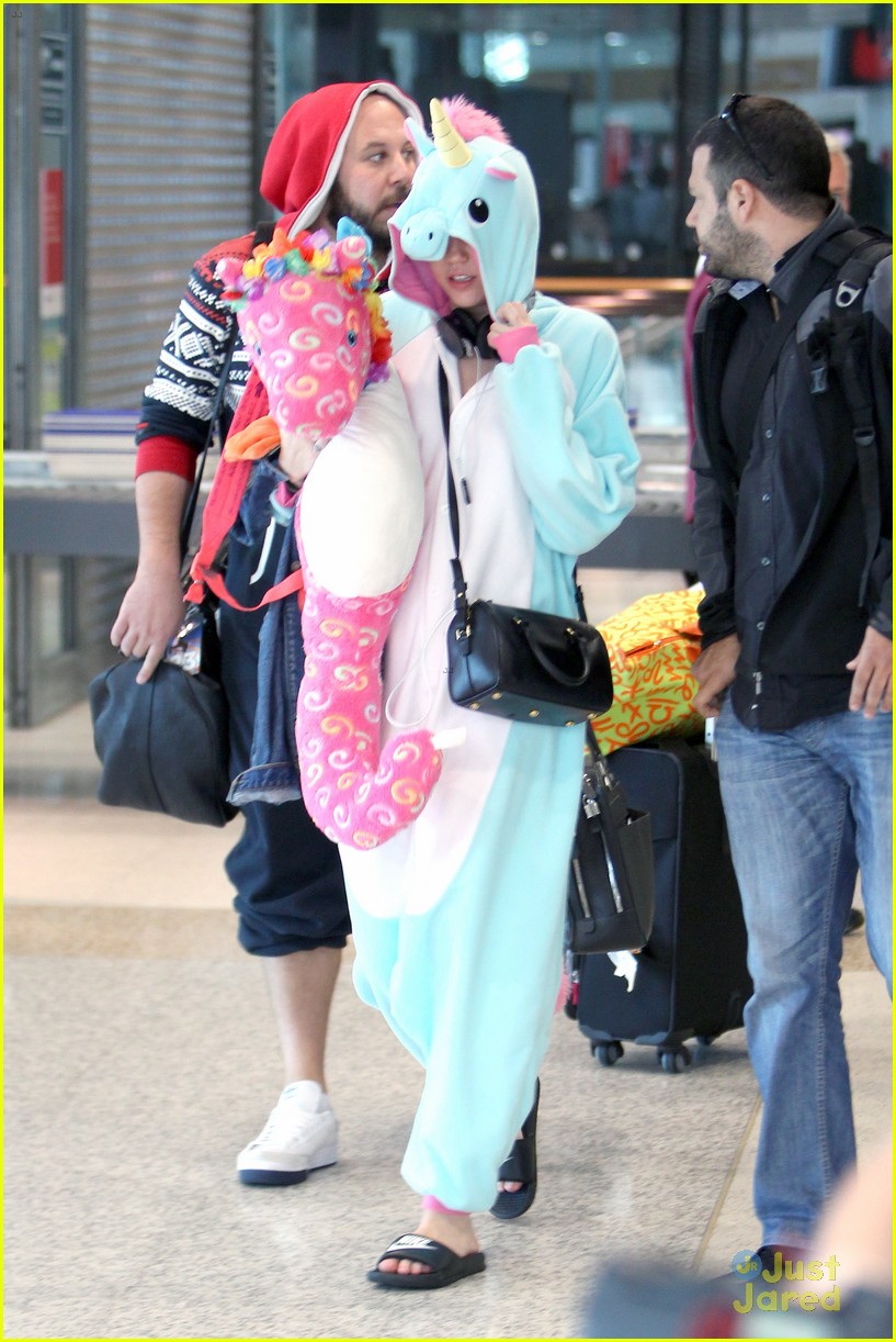 Only Miley Cyrus Can Pull Off Wearing a Unicorn Onesie | Photo 734031 ...