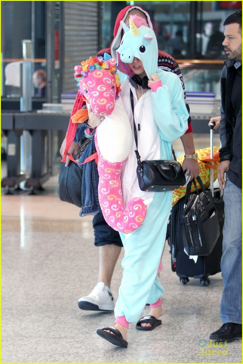 Only Miley Cyrus Can Pull Off Wearing a Unicorn Onesie | Photo 734032 ...