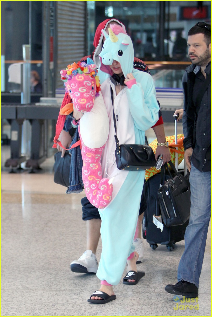 Only Miley Cyrus Can Pull Off Wearing a Unicorn Onesie | Photo 734033 ...