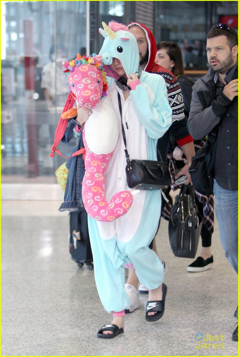 Only Miley Cyrus Can Pull Off Wearing a Unicorn Onesie | Photo 734035 ...