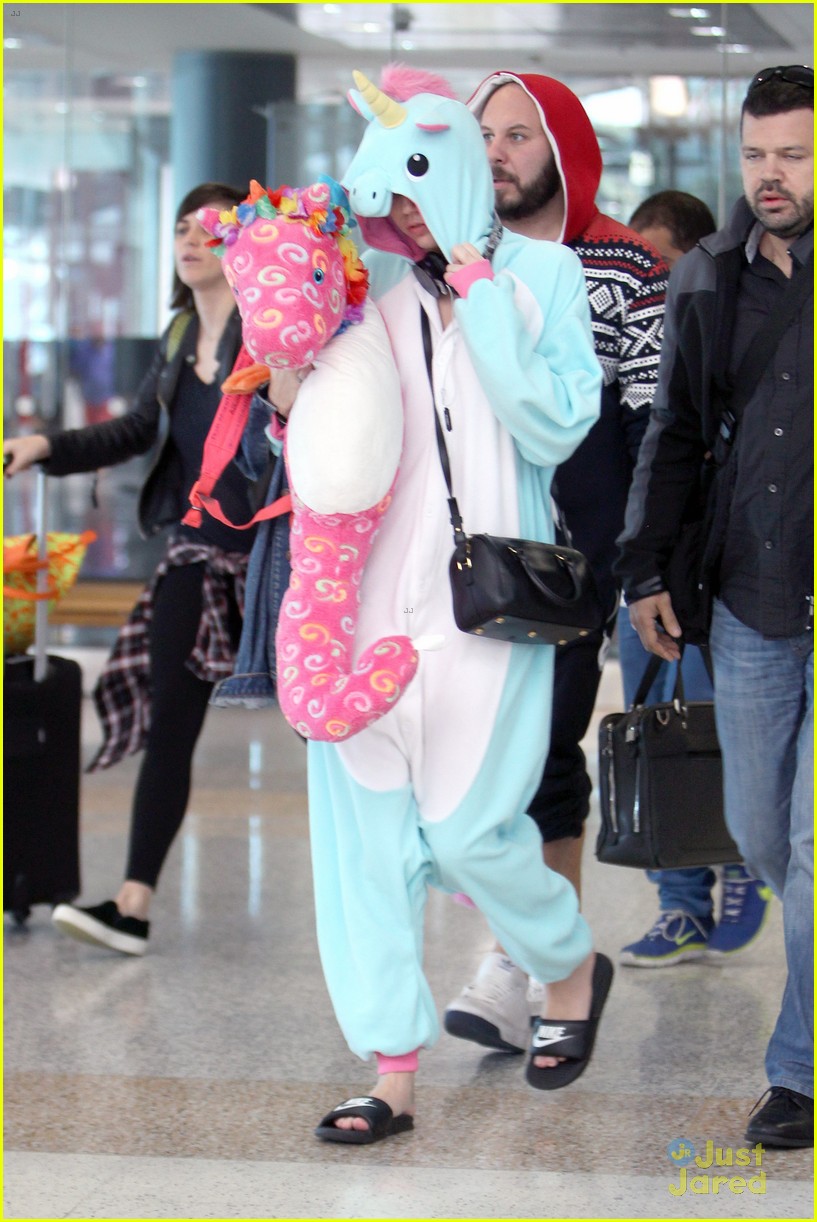 Only Miley Cyrus Can Pull Off Wearing a Unicorn Onesie | Photo 734036 ...