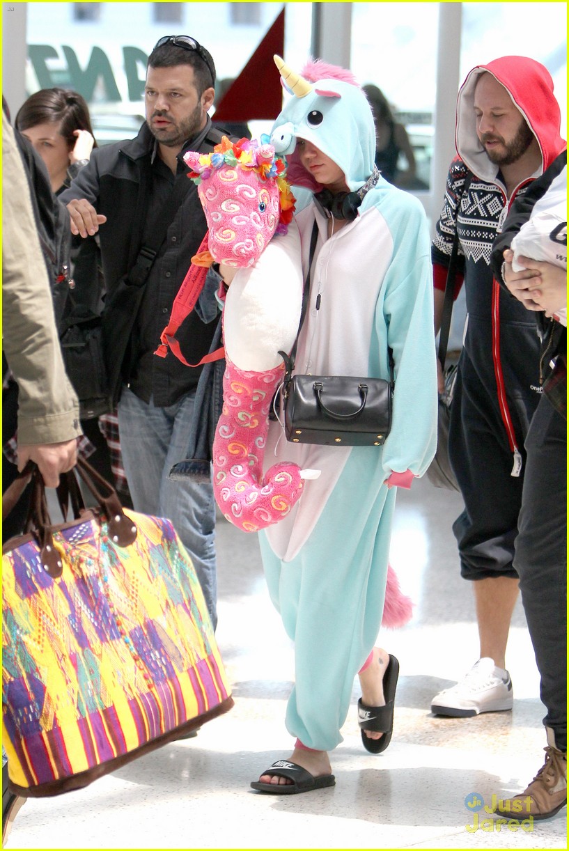 Only Miley Cyrus Can Pull Off Wearing a Unicorn Onesie | Photo 734045 ...
