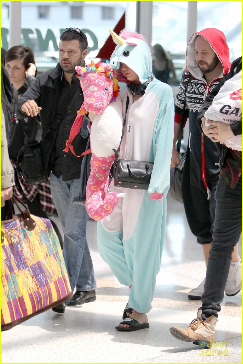 Only Miley Cyrus Can Pull Off Wearing a Unicorn Onesie | Photo 734046 ...