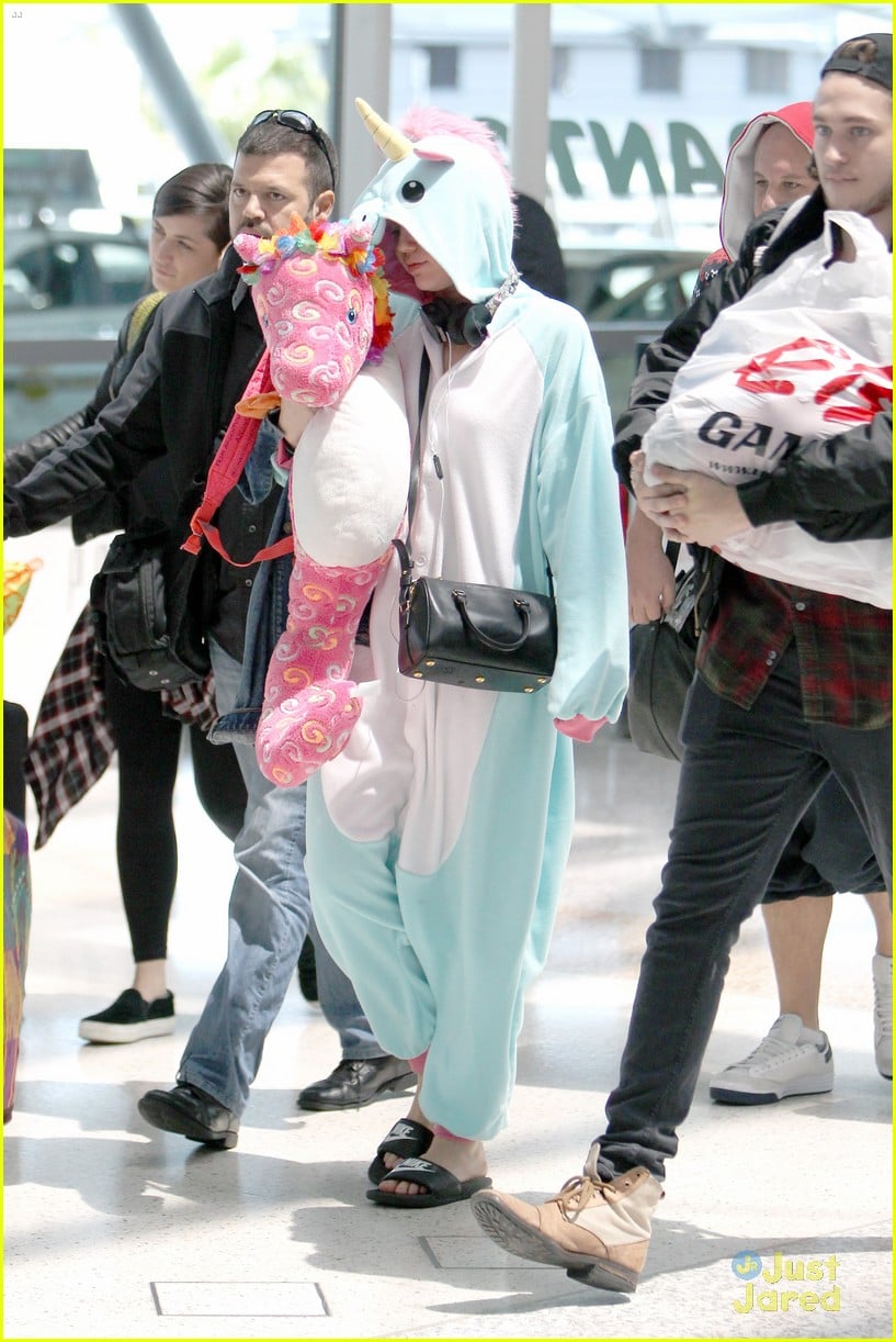 Only Miley Cyrus Can Pull Off Wearing a Unicorn Onesie | Photo 734048 ...