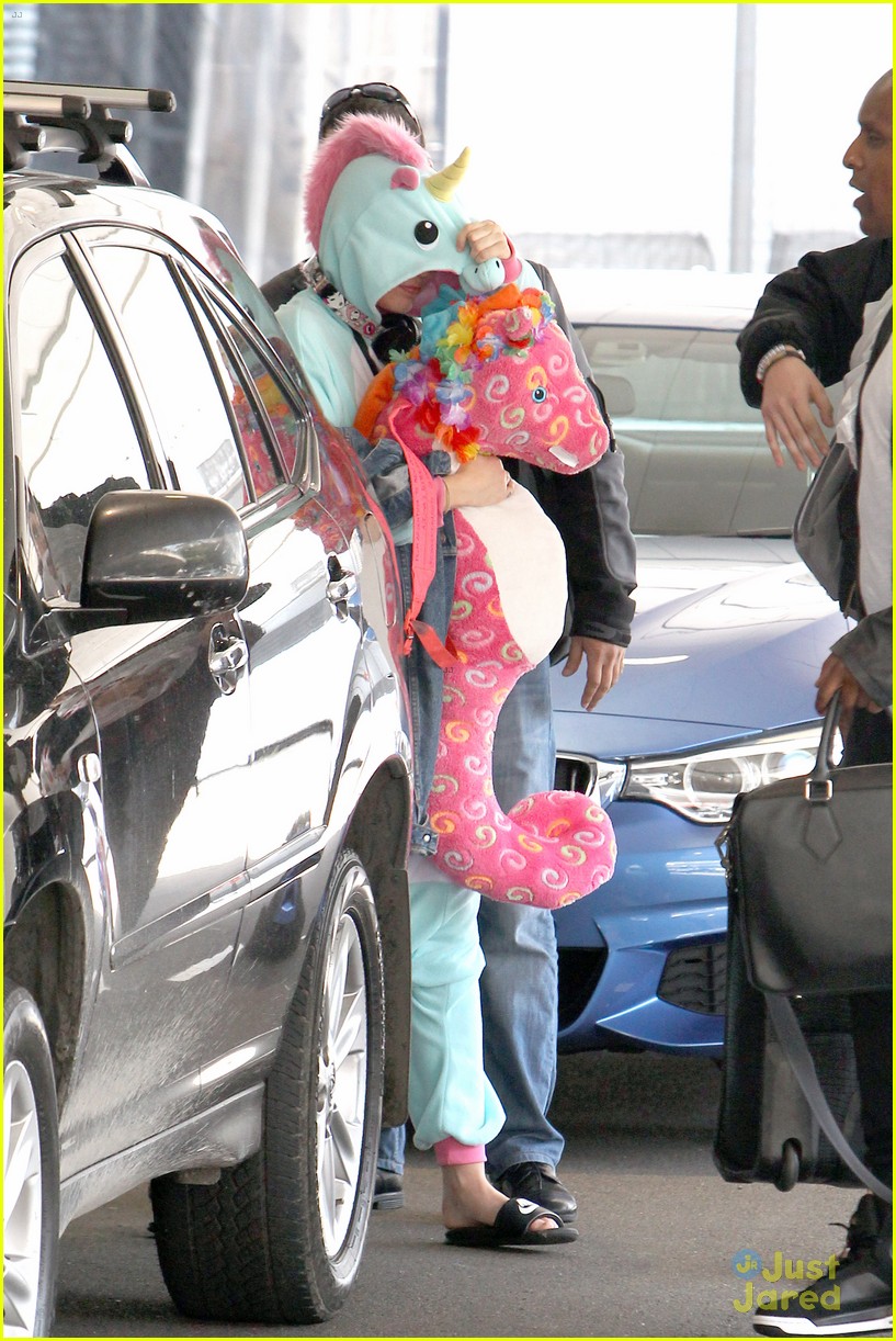 Only Miley Cyrus Can Pull Off Wearing a Unicorn Onesie | Photo 734052 ...