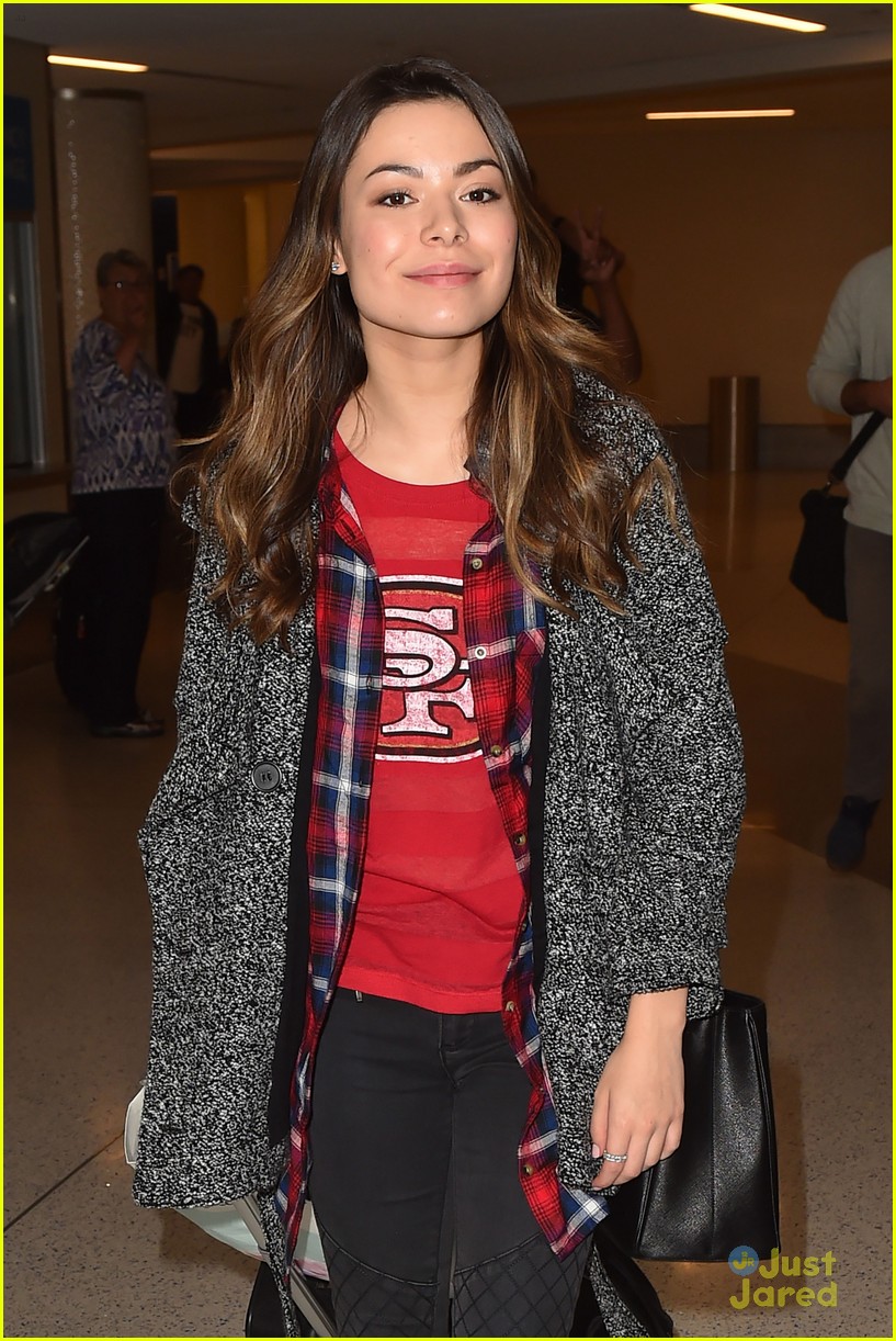 Miranda Cosgrove Loves How Football Brings People Together | Photo ...
