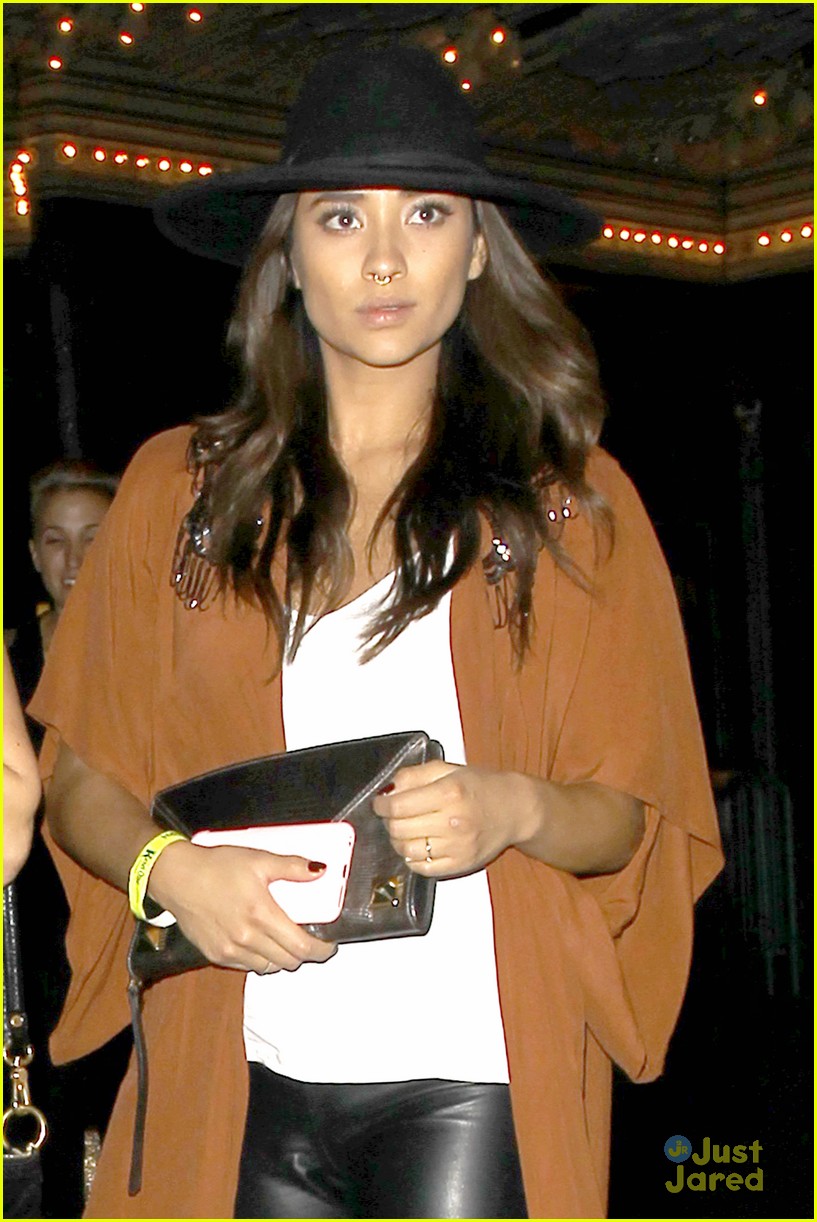 Shay Mitchell Sports Nose Ring For Banks Concert | Photo 733373 - Photo ...
