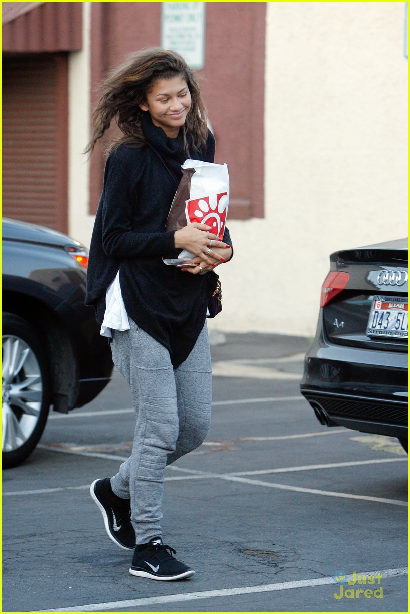 Zendaya Brings More Food To Val Chmerkovskiy & Janel Parrish During ...