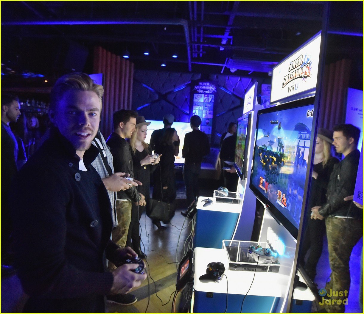 Robbie Amell Beat Out Just About Everyone at Super Smash Bros Nintendo ...