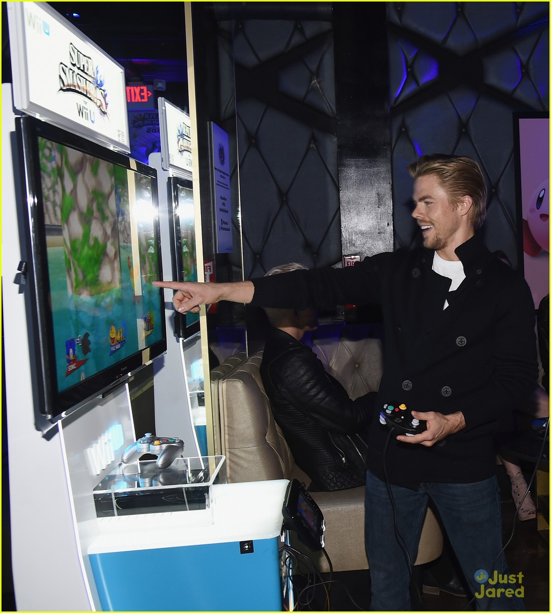 Robbie Amell Beat Out Just About Everyone at Super Smash Bros Nintendo ...