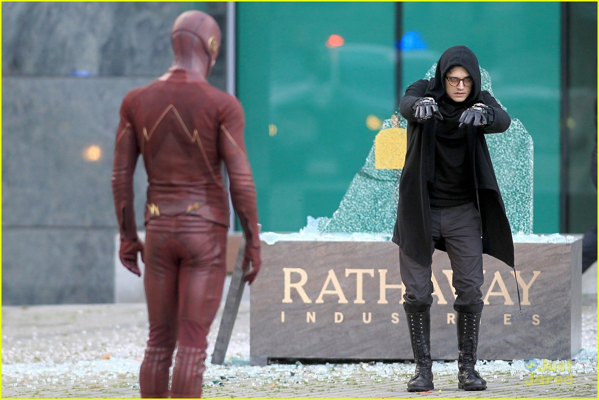 Spoilers! First Look At Andy Mientus As 'The Flash's Pied Piper ...