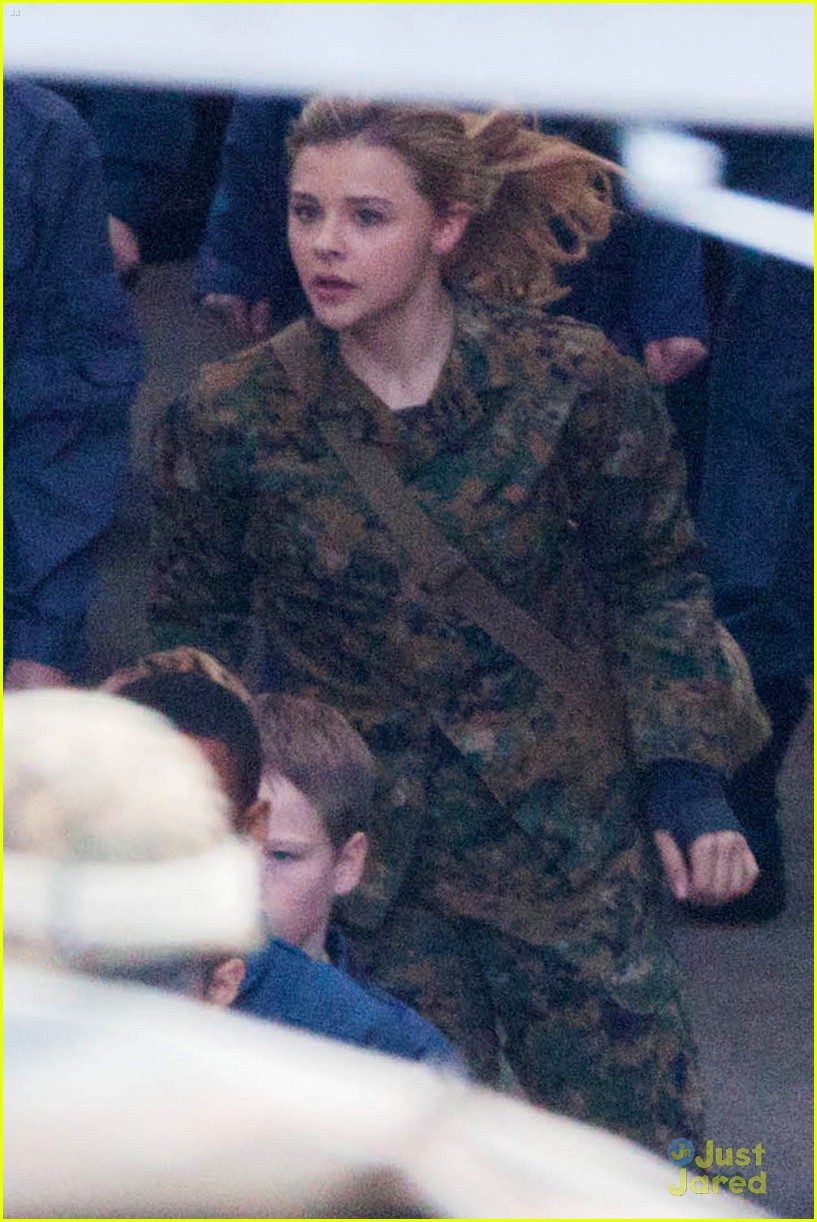 Chloe Moretz & Nick Robinson Get to Work on 'The 5th Wave' | Photo ...
