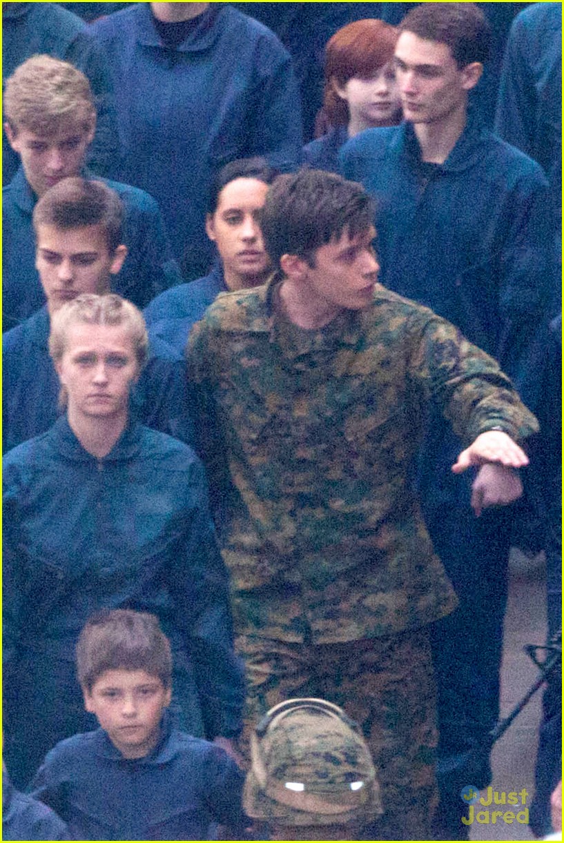 Chloe Moretz & Nick Robinson Get to Work on 'The 5th Wave' | Photo ...