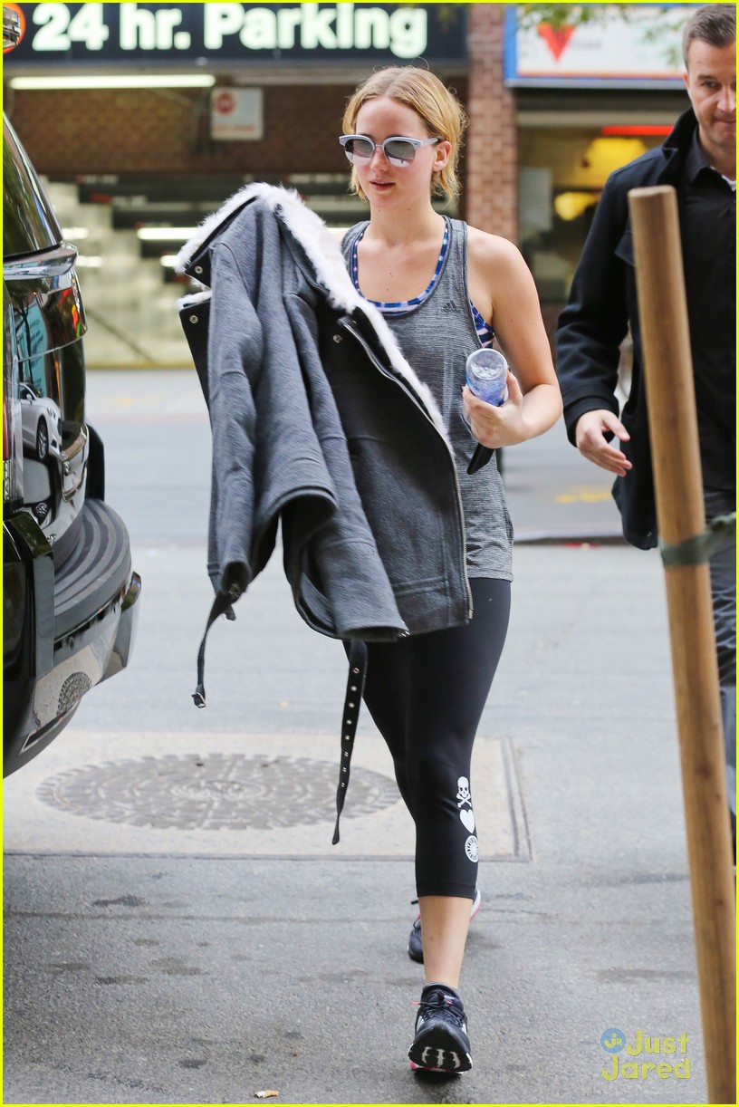 Jennifer Lawrence Whips Out Her Muscles After Gym Stop in NYC | Photo ...