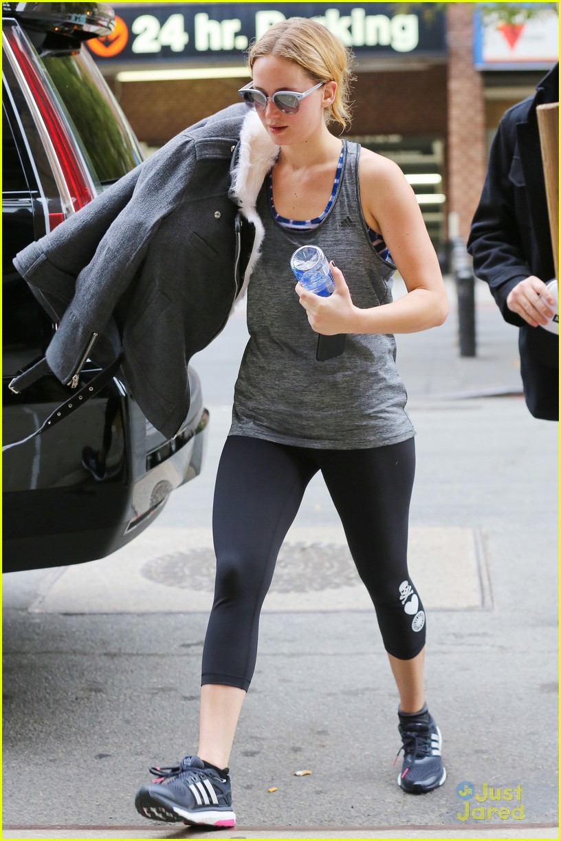 Jennifer Lawrence Whips Out Her Muscles After Gym Stop in NYC | Photo ...