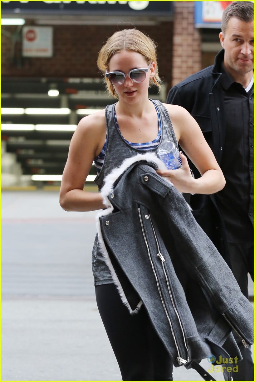 Jennifer Lawrence Whips Out Her Muscles After Gym Stop in NYC | Photo ...