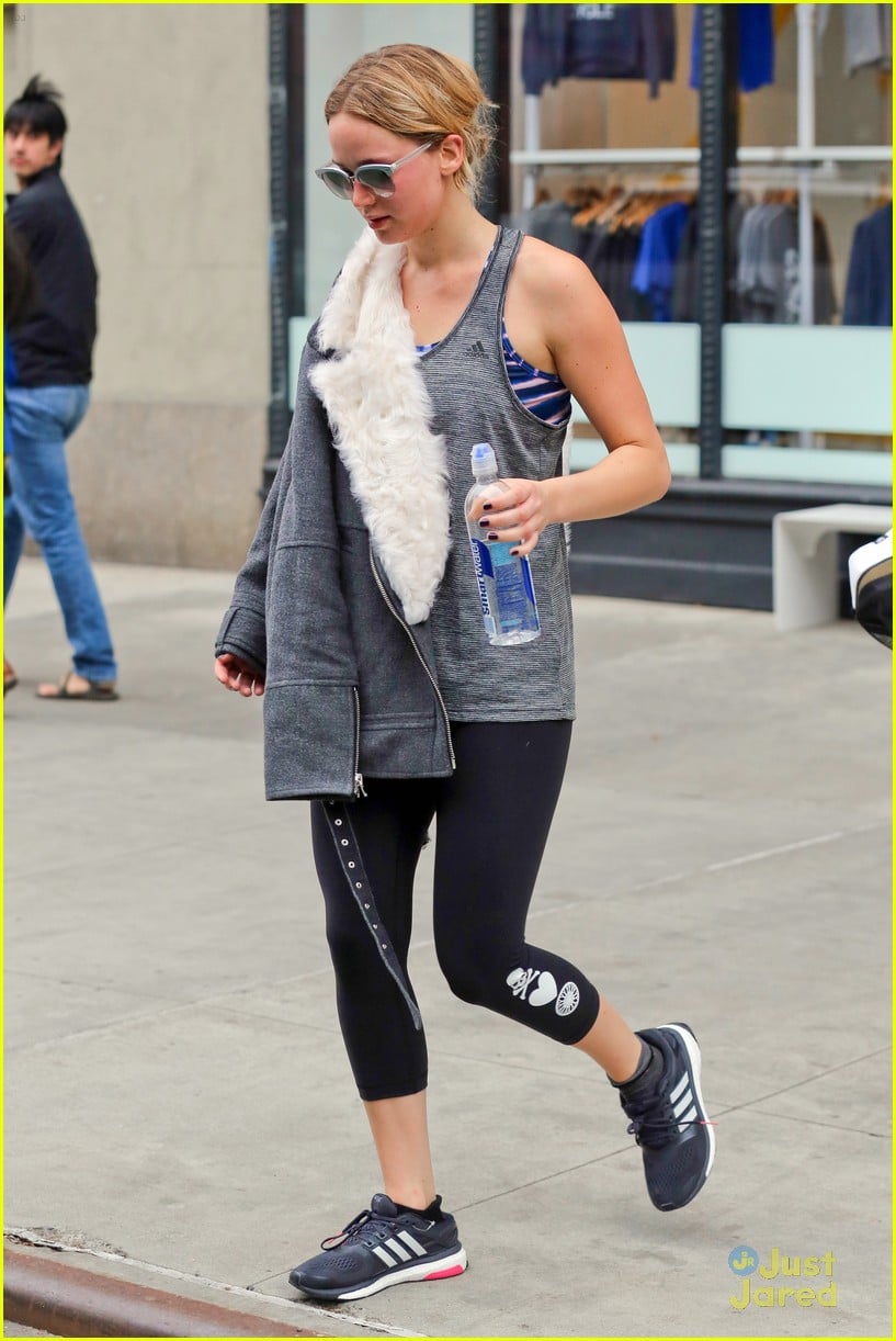 Jennifer Lawrence Whips Out Her Muscles After Gym Stop in NYC | Photo ...