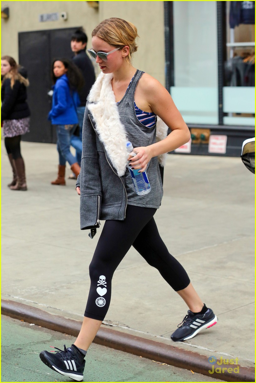 Jennifer Lawrence Whips Out Her Muscles After Gym Stop in NYC | Photo ...