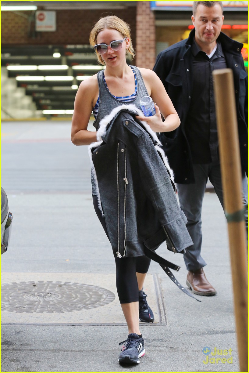 Jennifer Lawrence Whips Out Her Muscles After Gym Stop in NYC | Photo ...