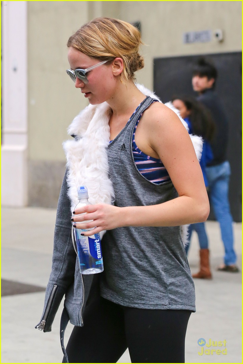 Jennifer Lawrence Whips Out Her Muscles After Gym Stop in NYC | Photo ...