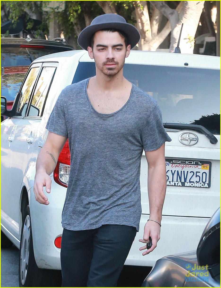 Joe Jonas Urges Fans to 'Get On His Level' & Buy Brother Nick's Album ...