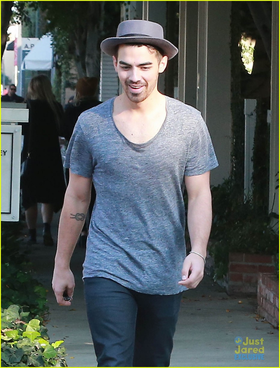 Joe Jonas Urges Fans to 'Get On His Level' & Buy Brother Nick's Album ...