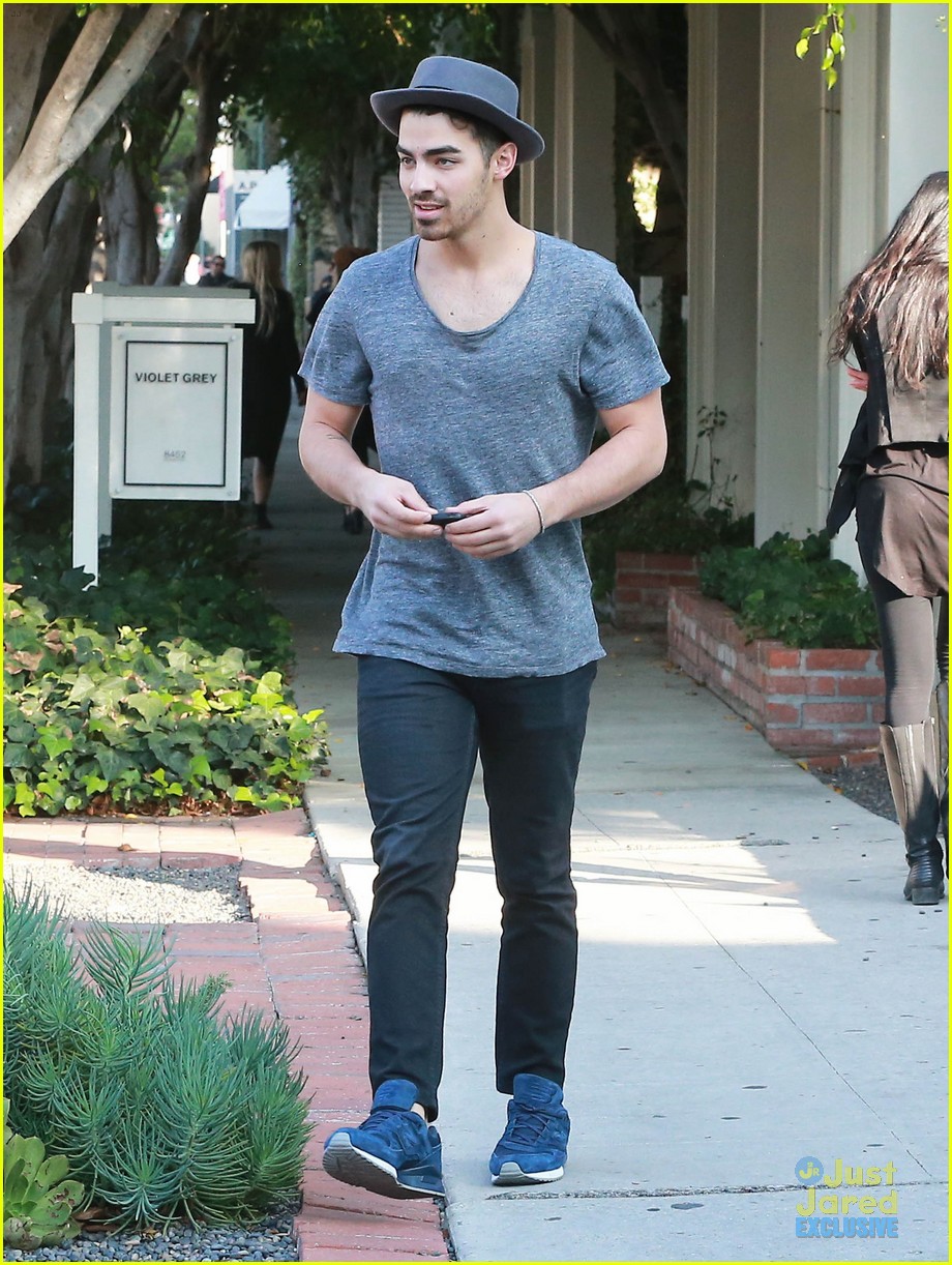 Joe Jonas Urges Fans to 'Get On His Level' & Buy Brother Nick's Album ...