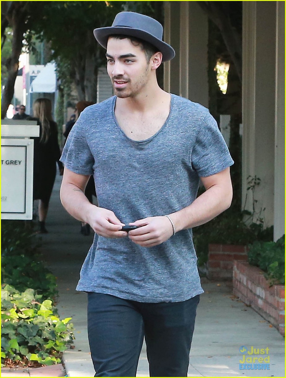 Joe Jonas Urges Fans to 'Get On His Level' & Buy Brother Nick's Album ...
