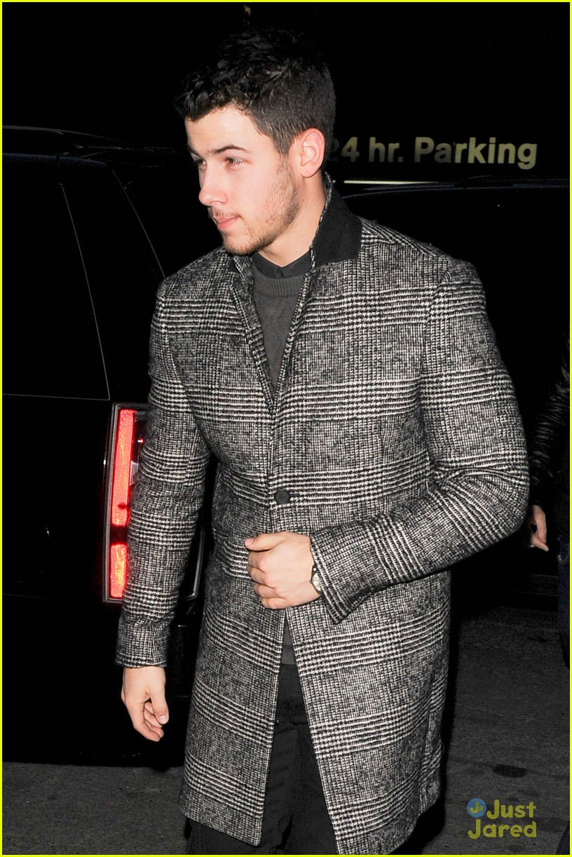 Nick Jonas Helps Fans Brave Chilly NYC Weather | Photo 744291 - Photo ...