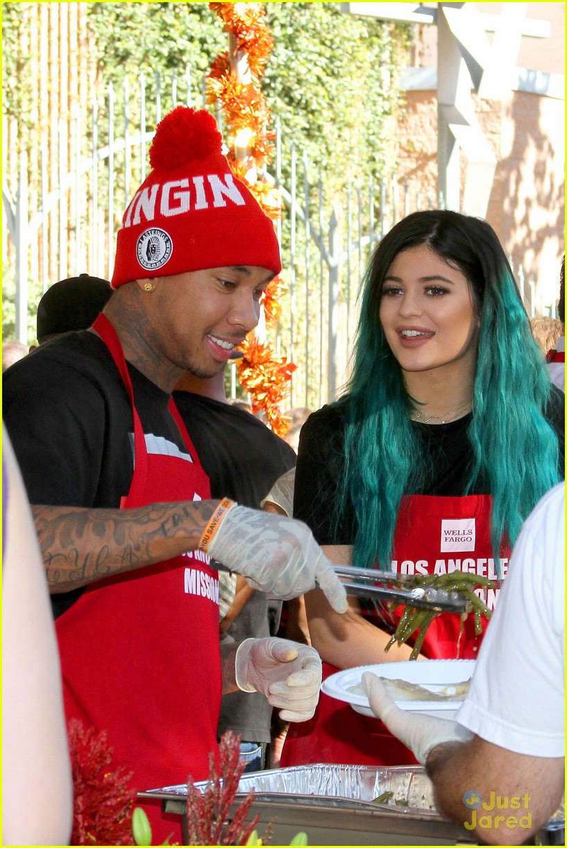Full Sized Photo of kylie jenner tyga do good deed on thanksgiving eve ... Full Sized Photo of kylie jenner tyga do good deed on thanksgiving eve ...
