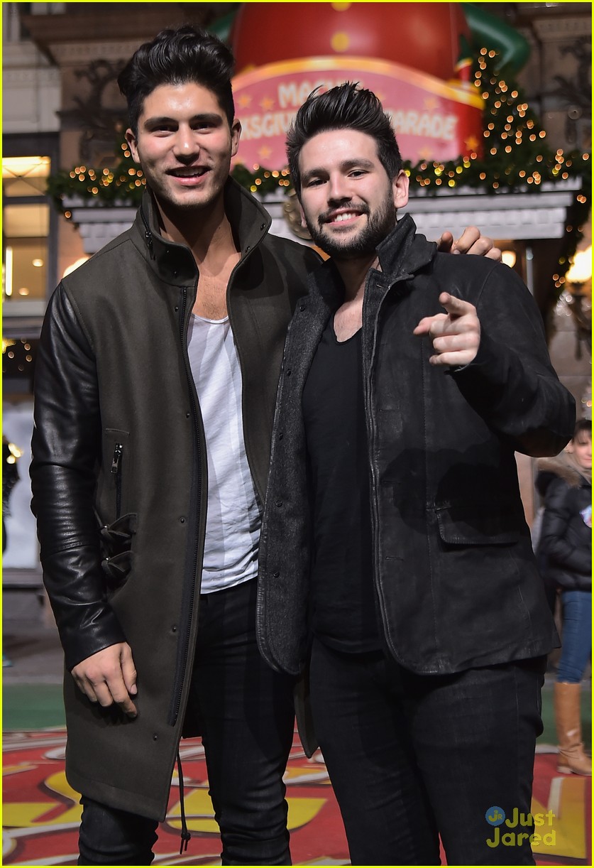 Lucy Hale Meets Dan & Shay During Macy's Thanksgiving Day Parade ...