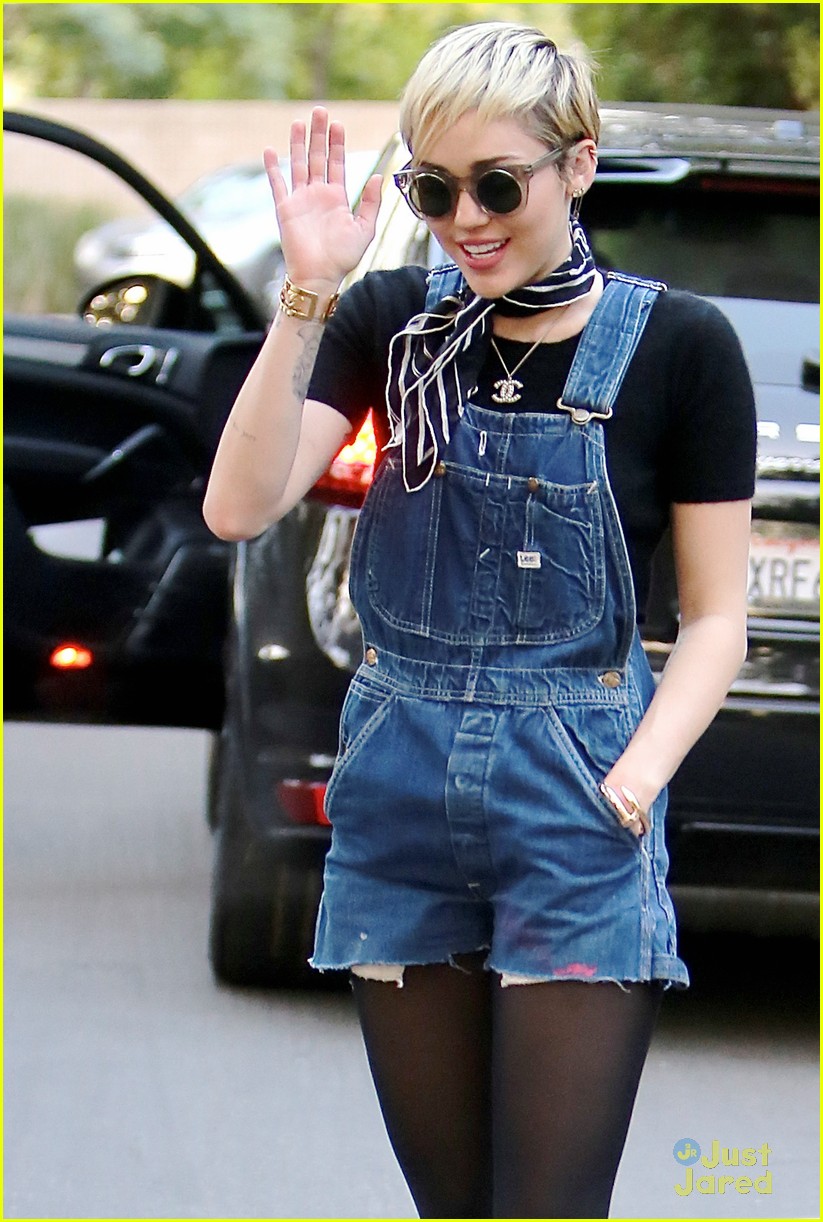 Full Sized Photo of miley cyrus two thumbs up 12 | Miley Cyrus is in a ...