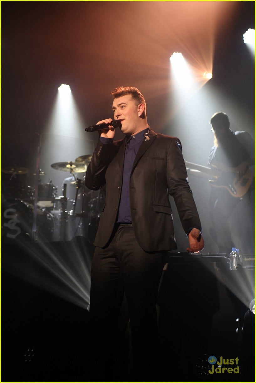 Full Sized Photo of sam smith paris performance pics 02 | Listen To Sam ...