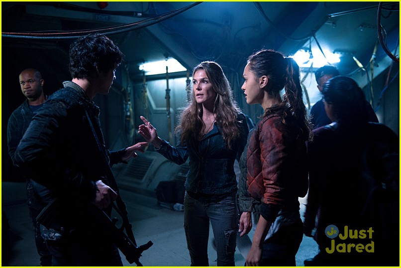Full Sized Photo of the 100 spacewalker stills 08 | 'The 100' Mid ...